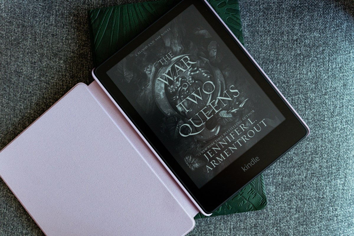 Book Review: The War of Two Queens – The Girl with The Red Backpack