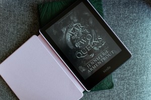 Book Review: The War of Two Queens – The Girl with The Red Backpack